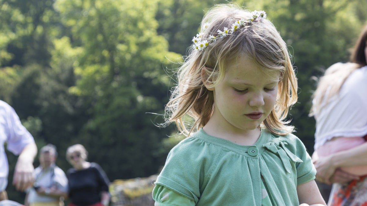 Wear a wild crown │ 50 things | National Trust