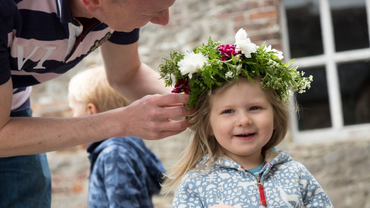 Make a wild crown │ 50 things to do | National Trust
