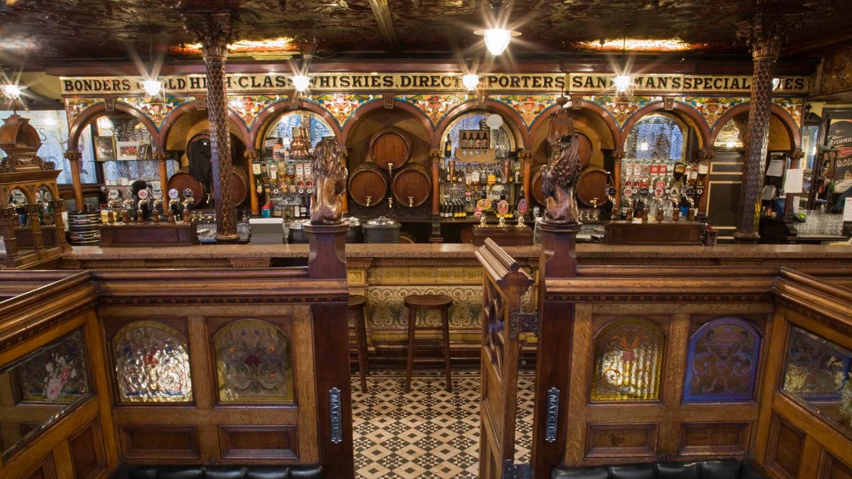Visiting The Crown Bar | Belfast | National Trust