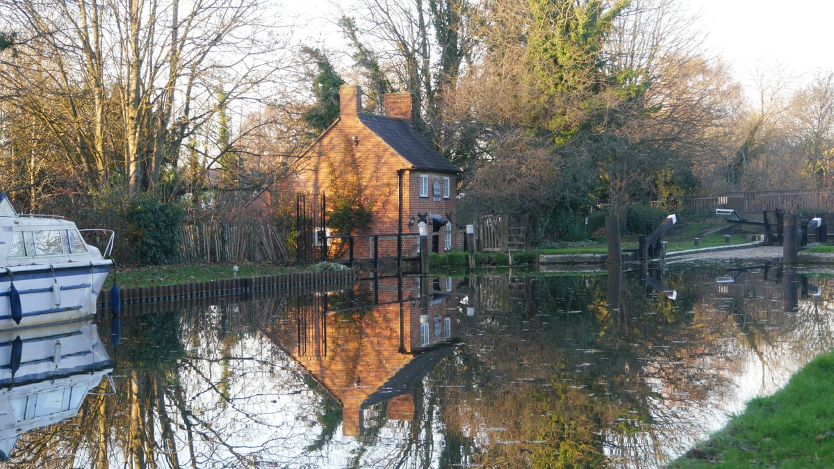Weybridge to New Haw Lock walk │ Surrey | National Trust