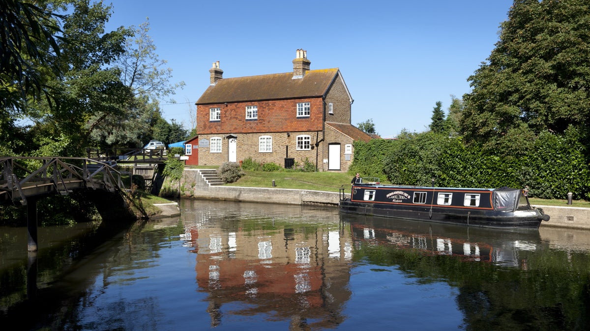 River Wey Dapdune to Cartbridge walk | National Trust